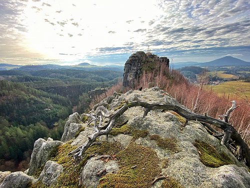 Havraní skála S (385 m n.m.) - Vrcholovka.cz